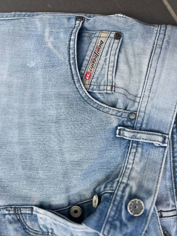 DIESEL - Prelepe blede Diesel farmerke. Udobne i atraktivne. Veličina