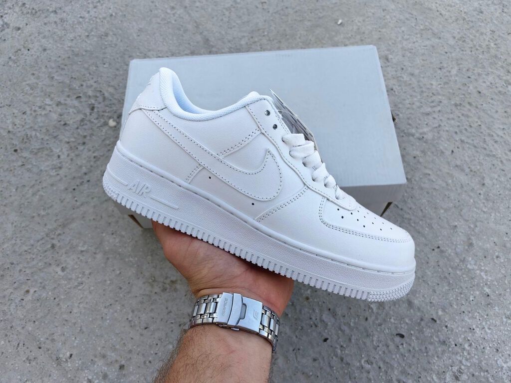 Nike Air Force 1 Low, potpuno bele patike - Klasičan AF1 dizajn sa