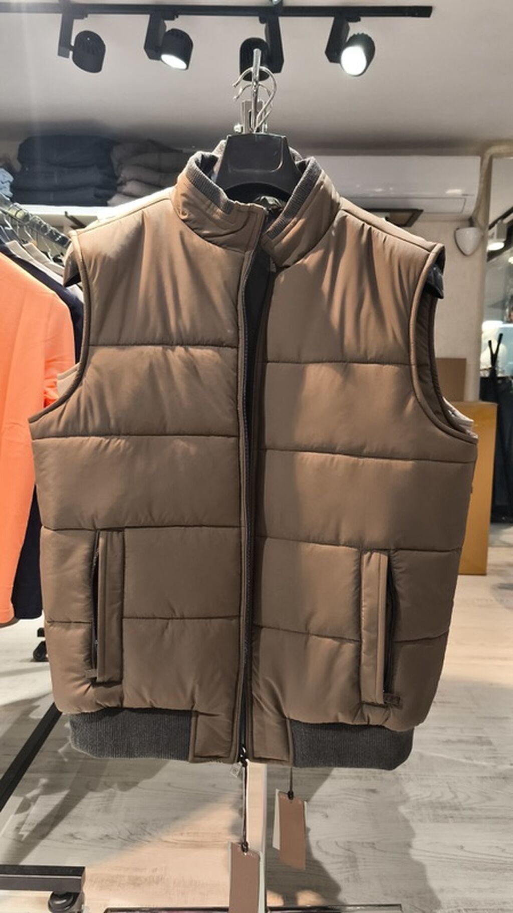 Muški puffer prsluk CANALI - Model: bez rukava, ravnog kroja sa