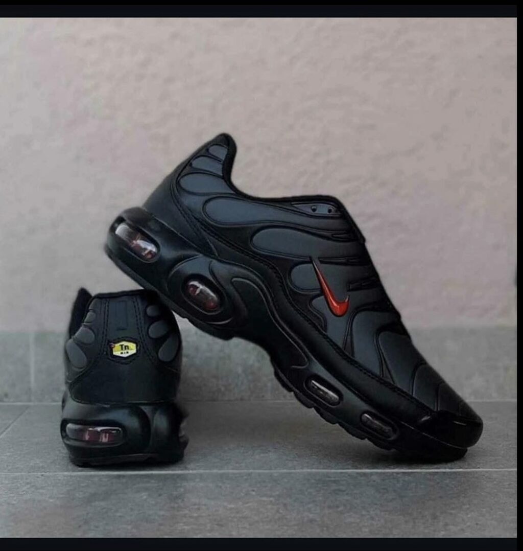 Nike Air Max Plus (TN) patike – crna boja sa crvenim Swoosh logom. -