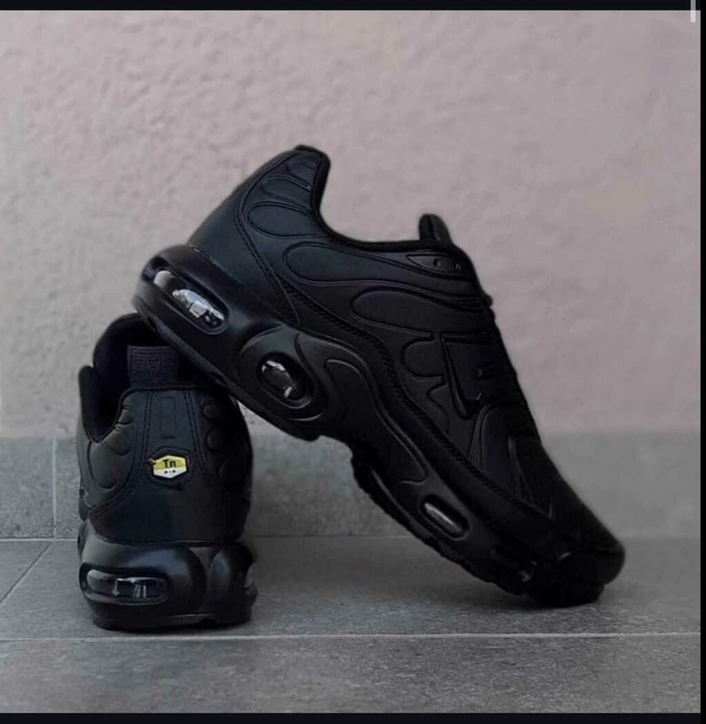 Crne patike inspirisane Nike Air Max Plus (TN) modelom. -