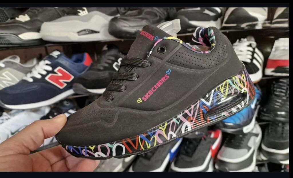 Skechers ženske patike sa vazdušnim đonom i šarenim grafiti detaljima