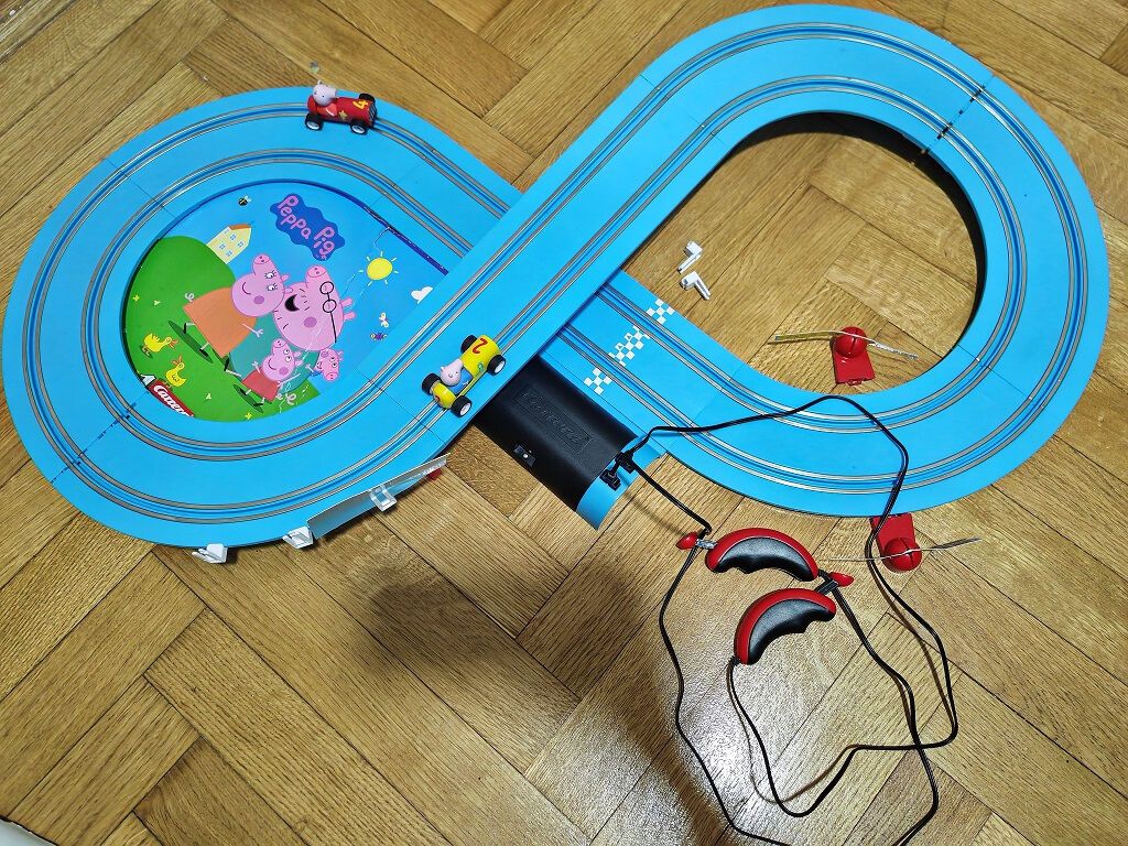Carrera FIRST Peppa Pig GranPrix auto staza garantuje puno zabave sa