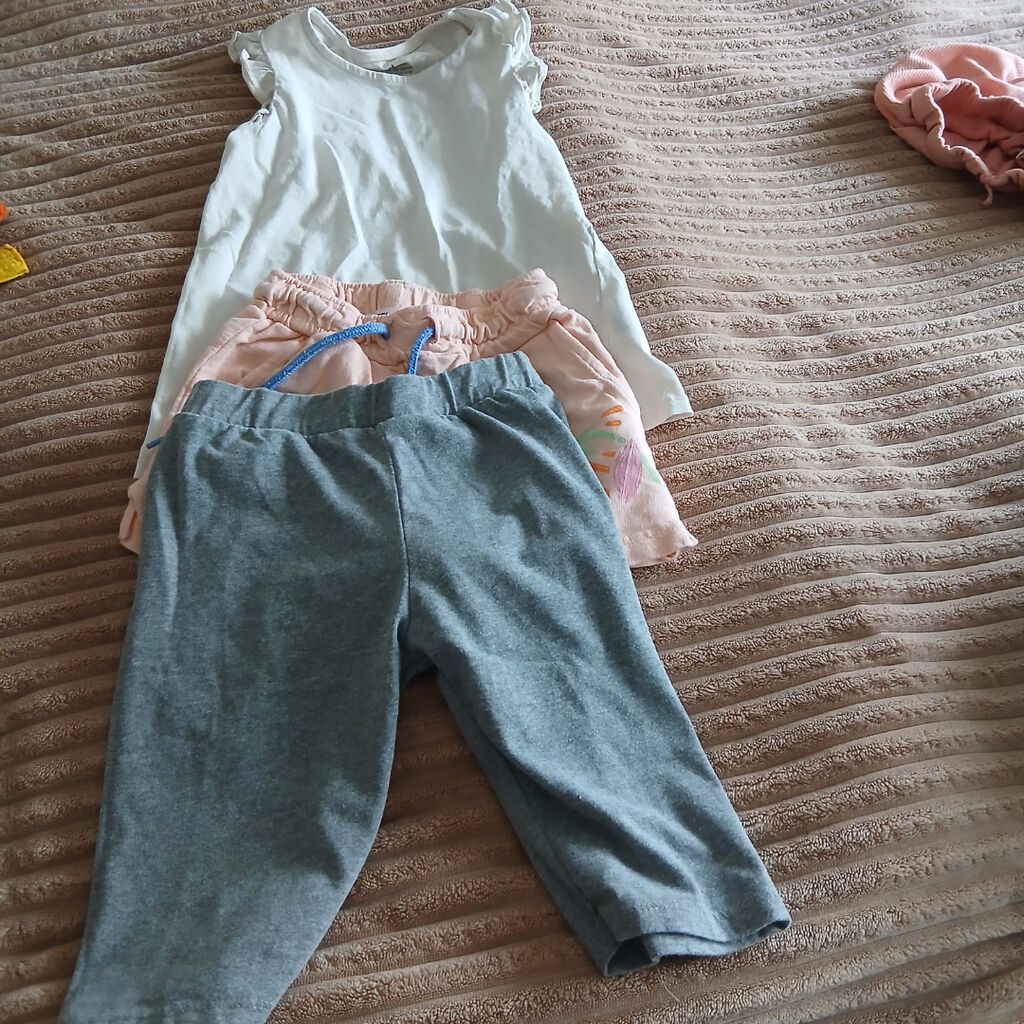 Polovna decija zenska garderoba.Velicina 140.Majca,sorc,bermude