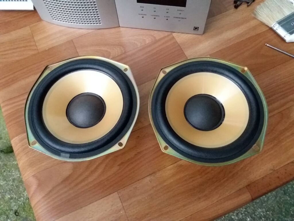Srednji-basovi Sony 13,8cm; zuti mogu sluziti kao srednji, a mogu i