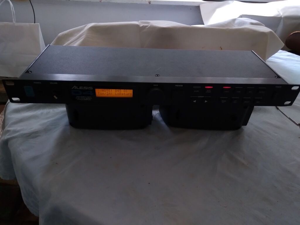 Alesis D4 Drum Modul ispravan.Nedostaje Originalan Alesis Adapter. Ne