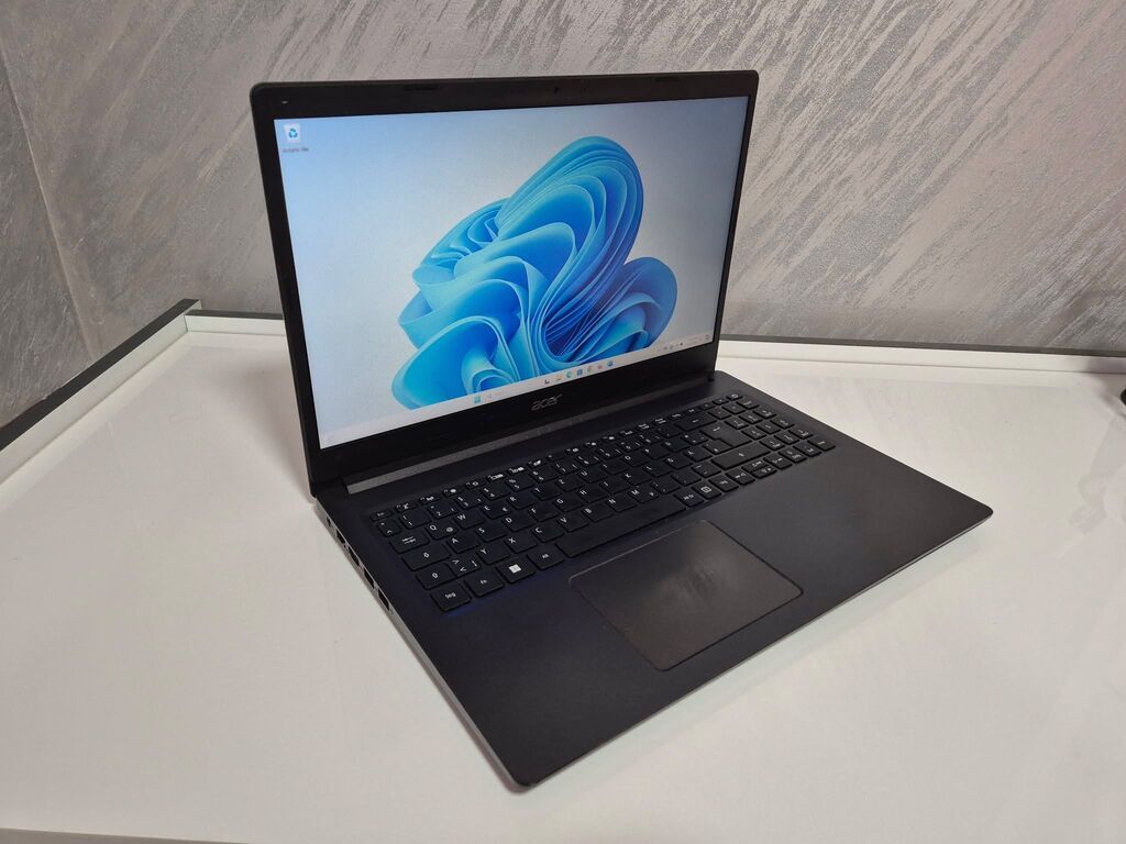 Acer laptop 15.6” – elegantno crno kućište, tanak profil. Glavne