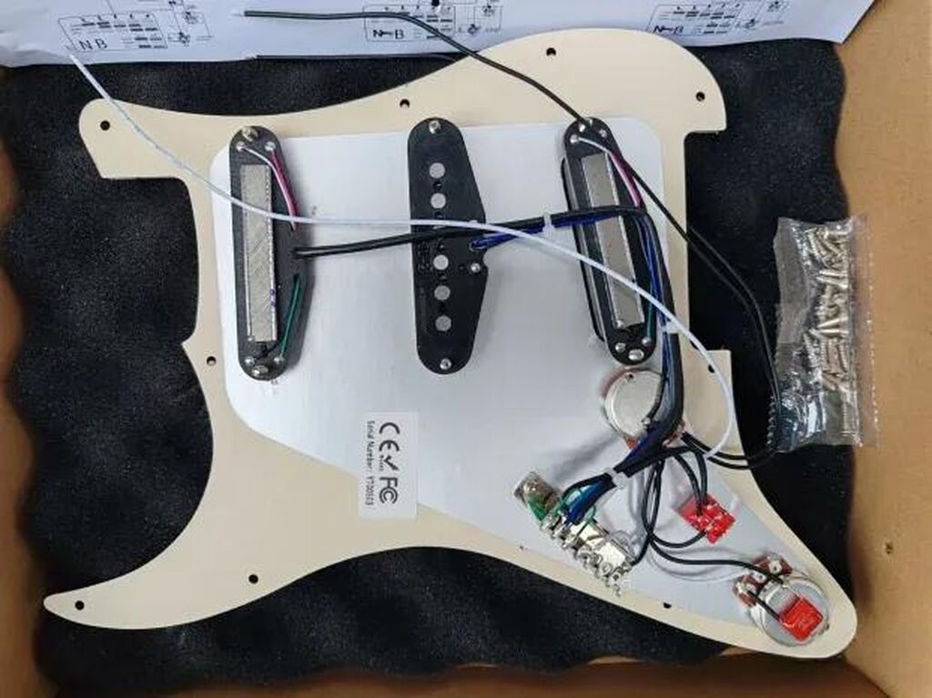 DUAL RAIL PICKGUARD SSS - MASKA KOMPLET STRUJA STRATOCASTER | Slanje