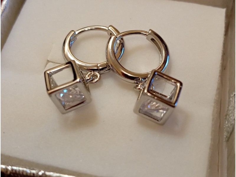 Srebrne minđuše sa kockastim priveskom (1-25)