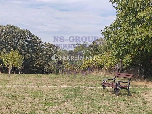 Gradjevinski plac u Karlovcima 1501m2