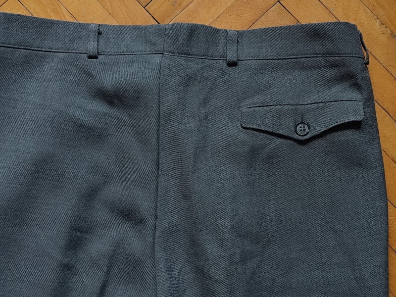 Vanvremenske sive elegantne vunene pantalone vintage