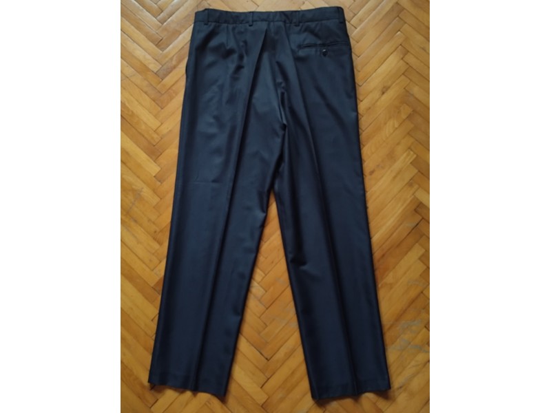 Vrh sjajne muske elegantne pantalone