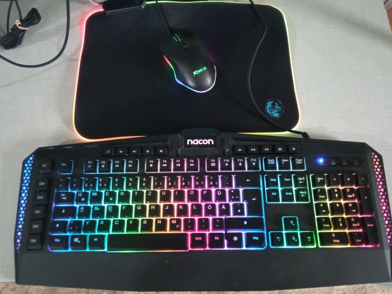 Gejmerski RGB miš tastatura podloga
