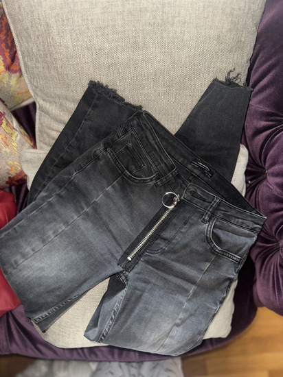 661.Zara sivo crne pantalone skinny