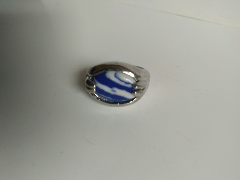 nov prsten sa plavo belim kamenom prečnik 17 mm br 17