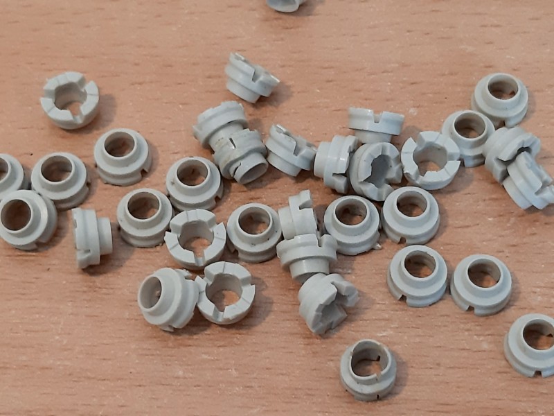 Plasticni umetci sa rupom 6,5mm -10 komada