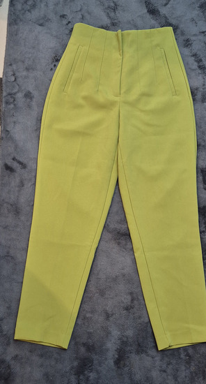 Zara pantalone kivi boje