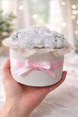 Cvetni aranžman u kutiji – ručni rad