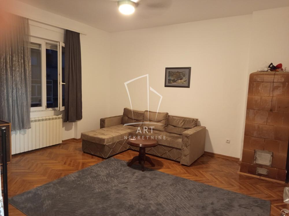 Odličan renoviran salonac, 75m2 ID#11156
700 €