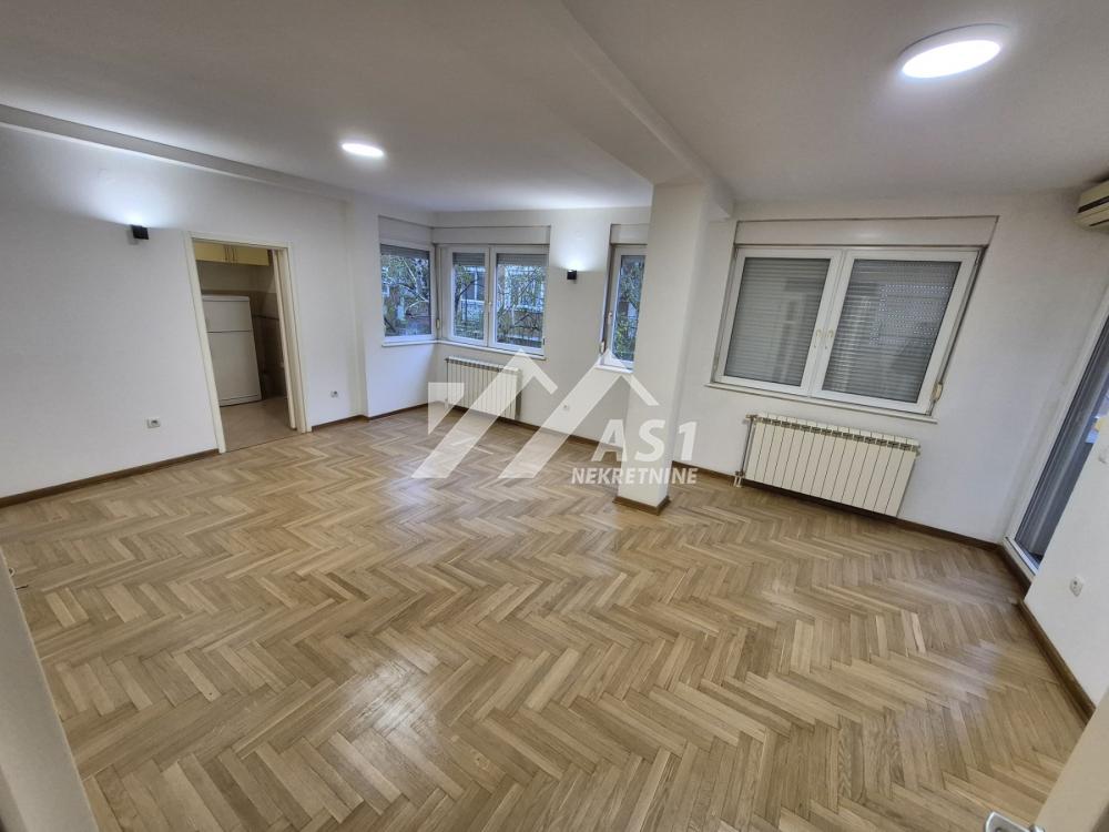 IZDAJE SE CETVOROSOBAN STAN NA ROTKVARIJI ID#6341
1.000 €