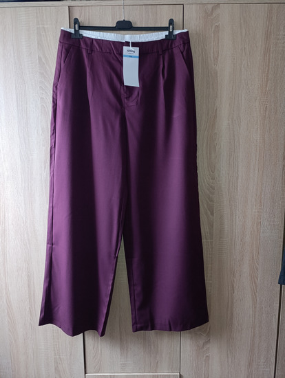 Pantalone burgundi boje