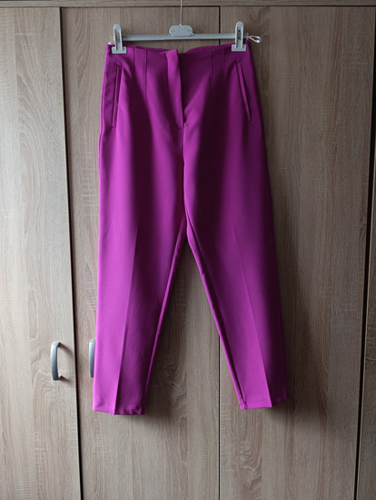 Pantalone pink boje