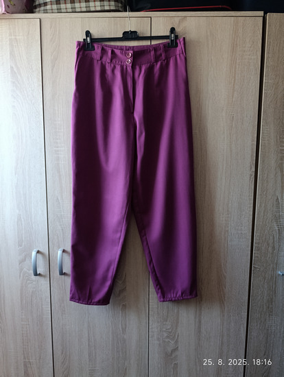 Pantalone ciklama boje
