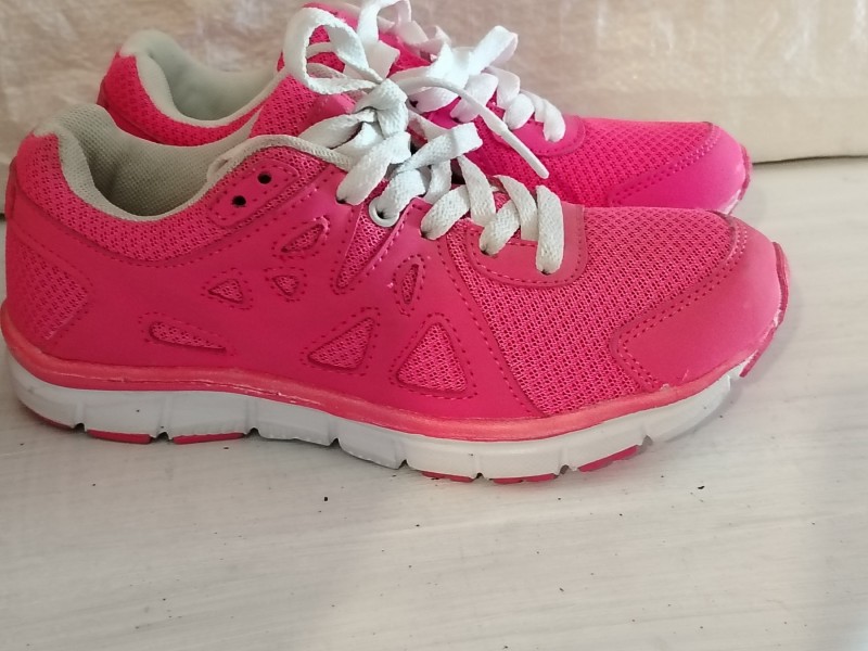 Zenske patike u odlicnom stanju