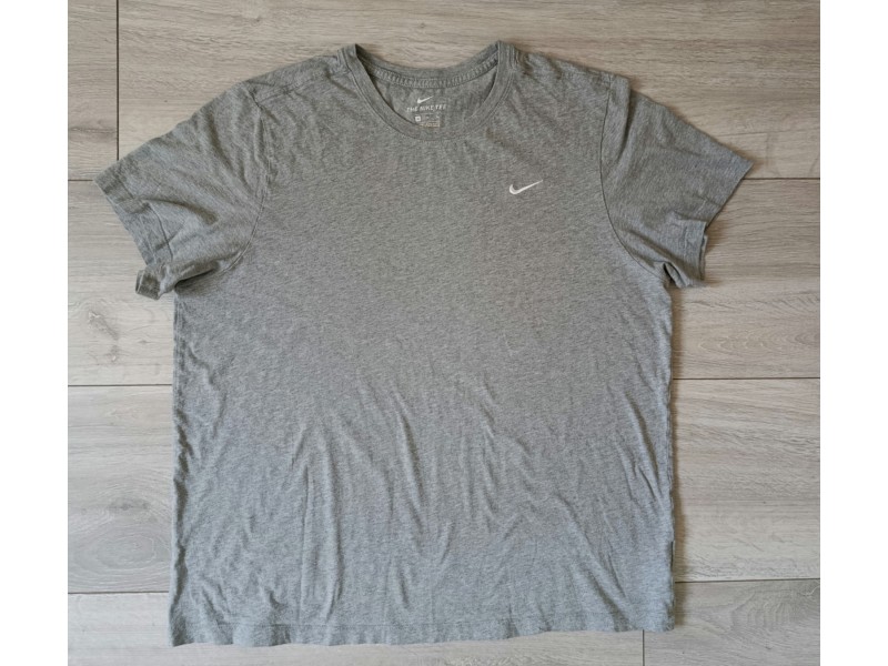 Super pamucna NIKE Tee majica - XL