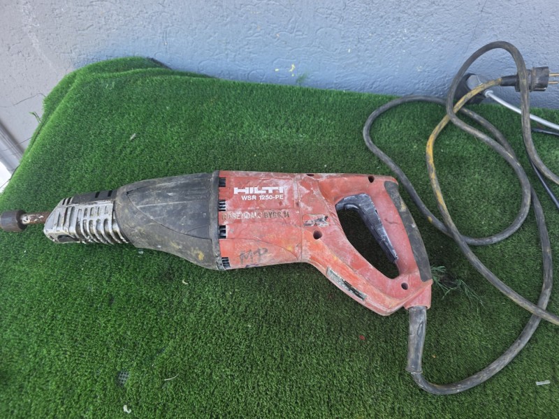 Hilti WSR 1250-PE sabljasta testera – motor radi, glava