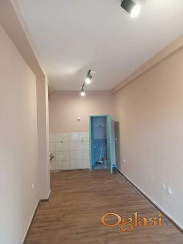 LOKAL U CENTRU 20m2, 300EUR, ULICNI LOKAL