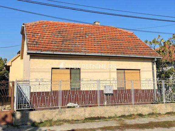 Kuća (67m2) i dvorišni stan (57m2) na placu 1024m2