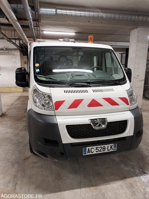 Prodaje se Peugeot BOXER kamion s ravnom platformom < 3.5t na aukciji