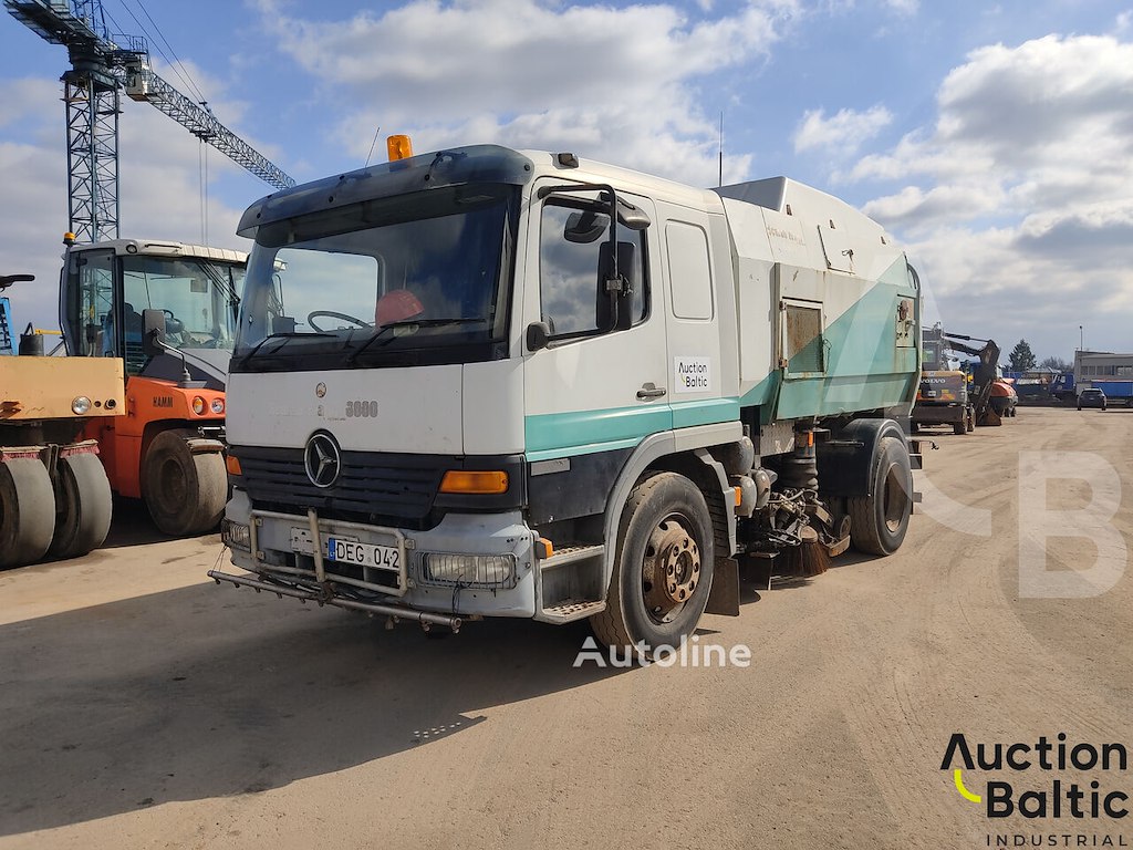Prodaje se Mercedes-Benz 1517 vozilo za čišćenje ulica na aukciji