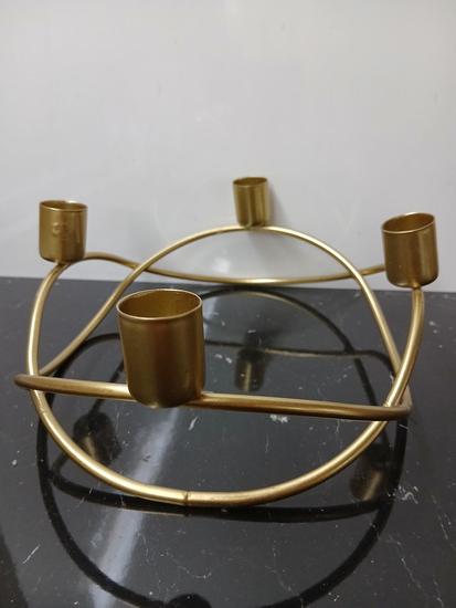 Nov svećnjak za četiri sveće