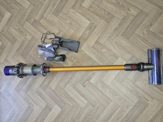 DYSON usisivač V10 ,odličan
