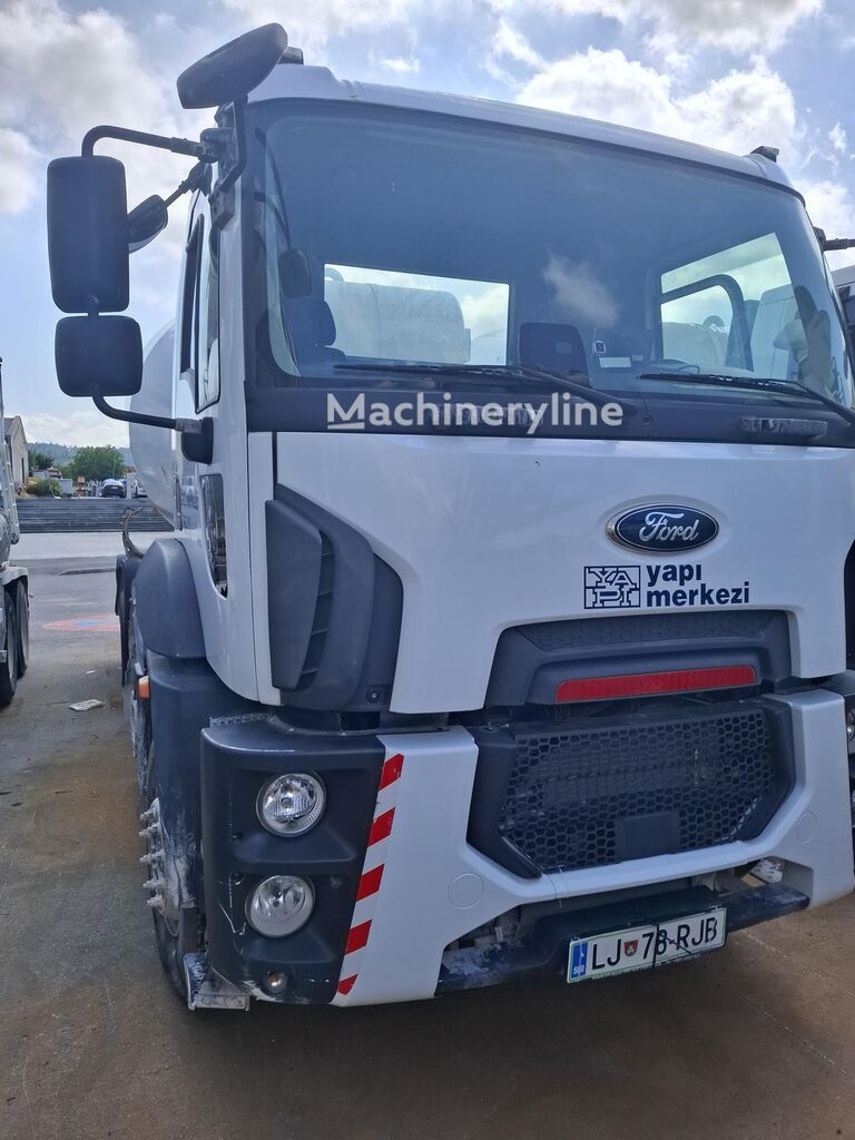 Ford 4142 kamion s mešalicom za beton