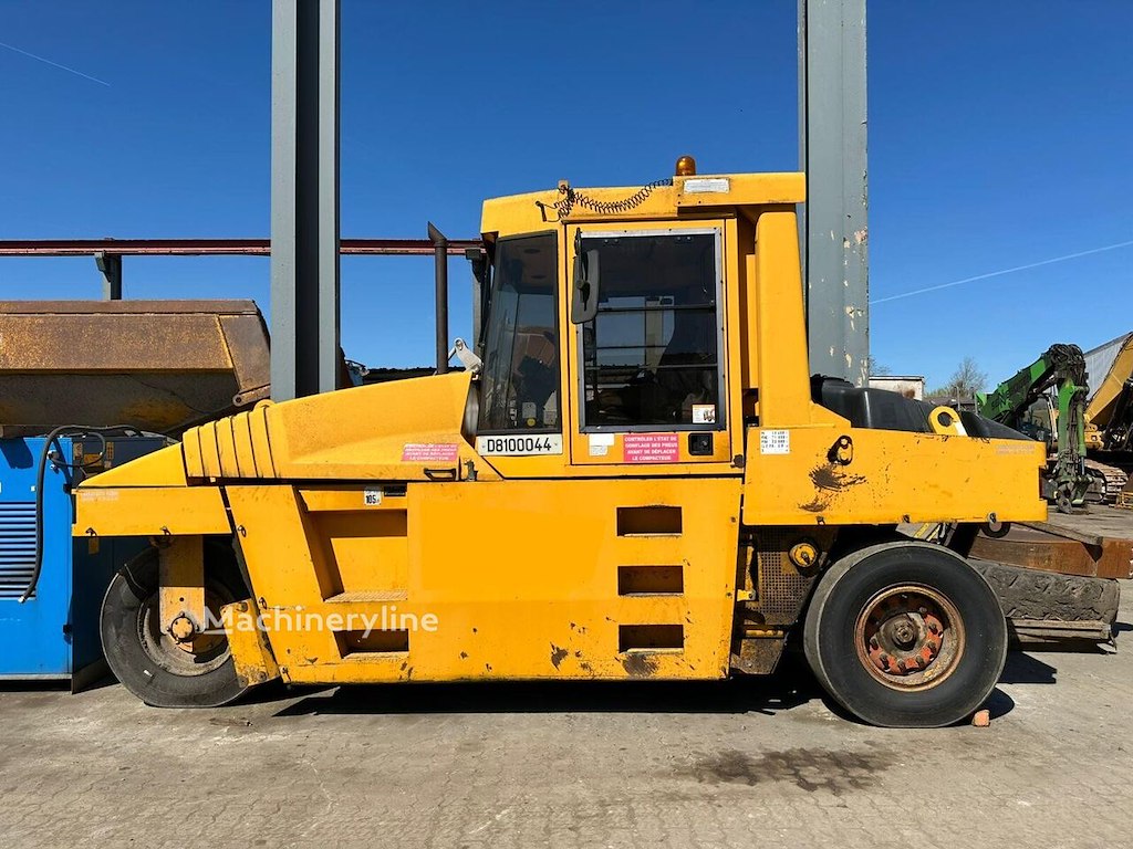 Caterpillar PS 300 B pneumatski valjak