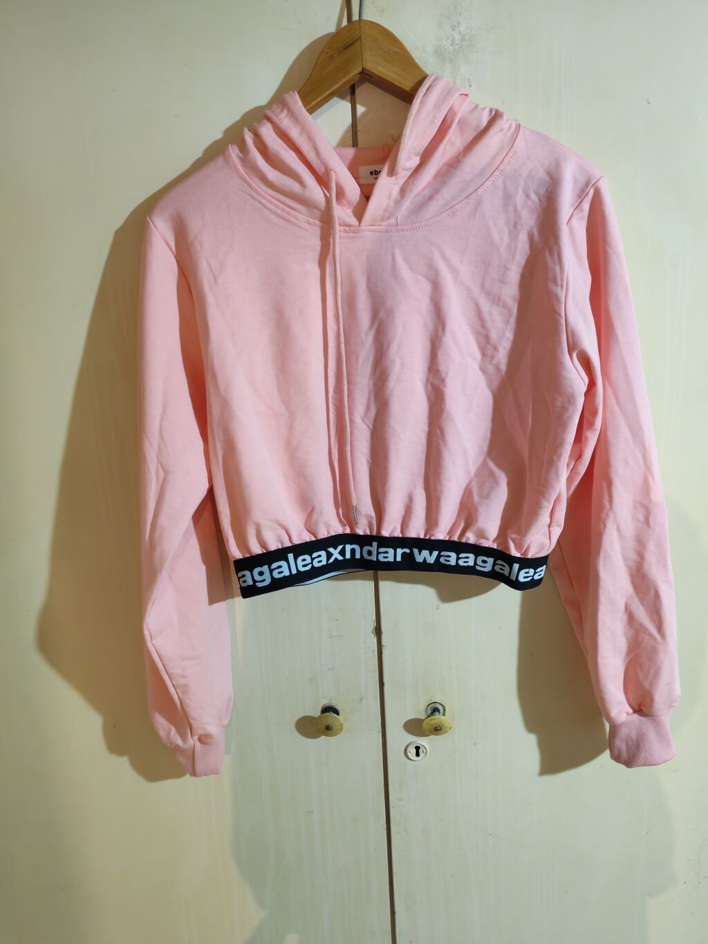 Kratki roze duks s kapuljačom – ebelieve - Model: cropped hoodie -