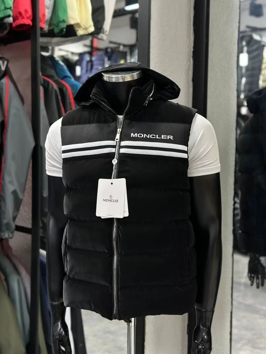 Prsluk Moncler, bоја - Crna