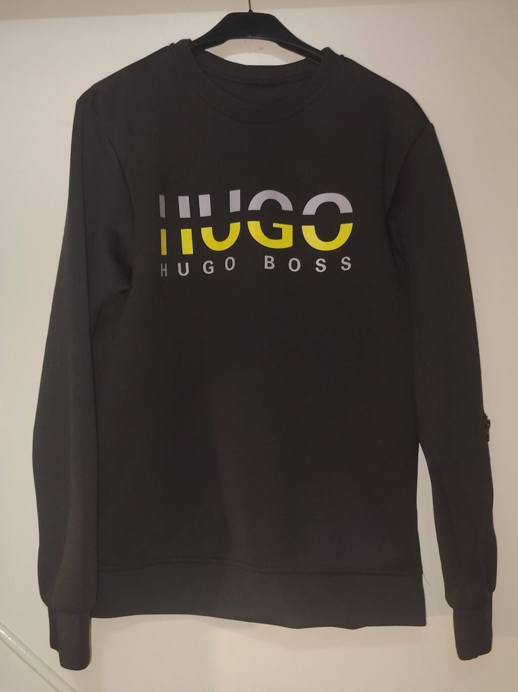 Muški duks Hugo Boss - Model: klasičan crewneck (okrugli izrez) -