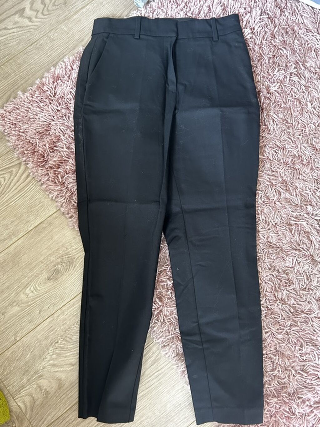 Crne elegantne pantalone – klasičan kroj - Boja: crna - Kroj: ravne