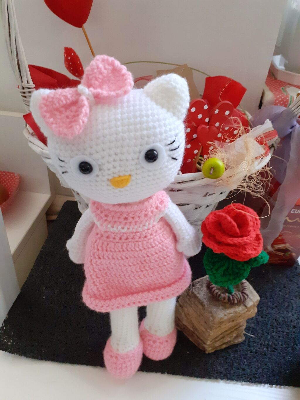 Lutka po inspiraciji Hello Kitty, izrađena tehnikom heklanja. Lutka je