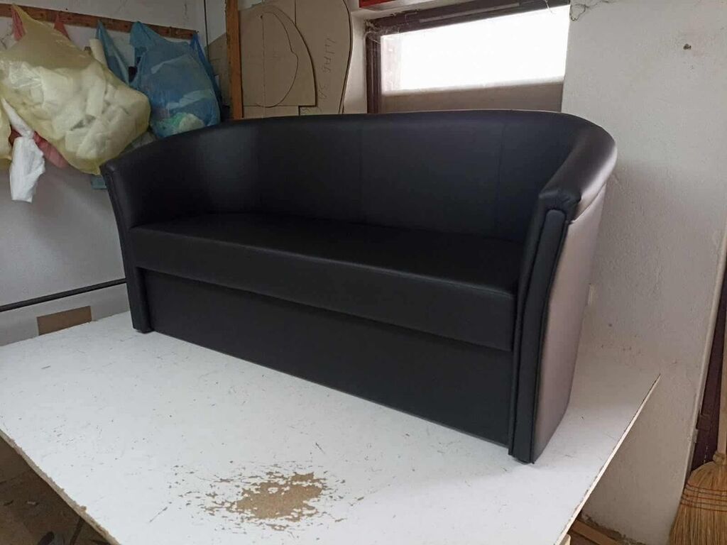 Dvosed/kauč klub-stil (tub sofa) - Kompaktan dvosed sa zaobljenim