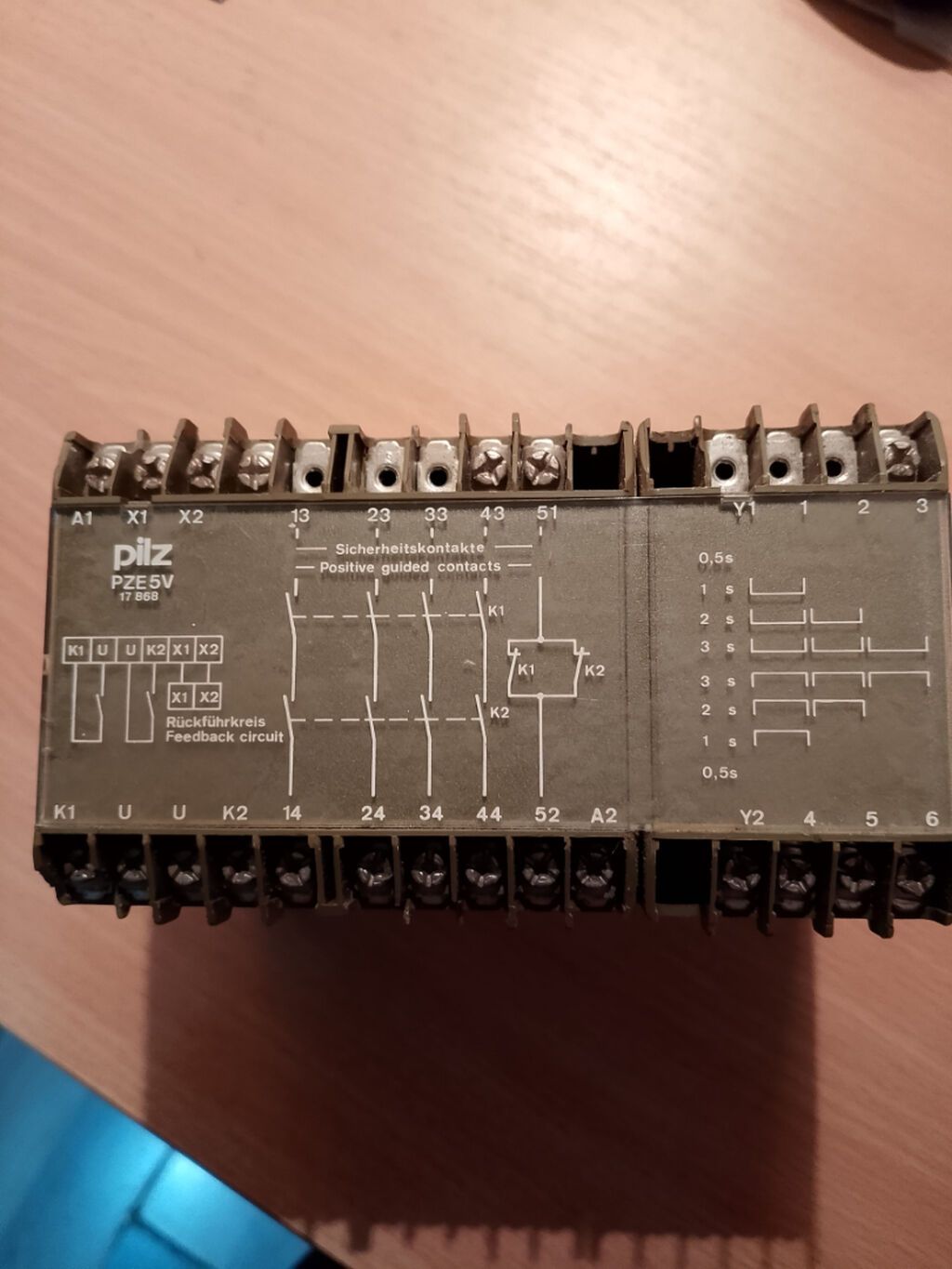 Pilz PZE5V- Zaštitni rele (safety relay) za mašinsku zaštitu - Model