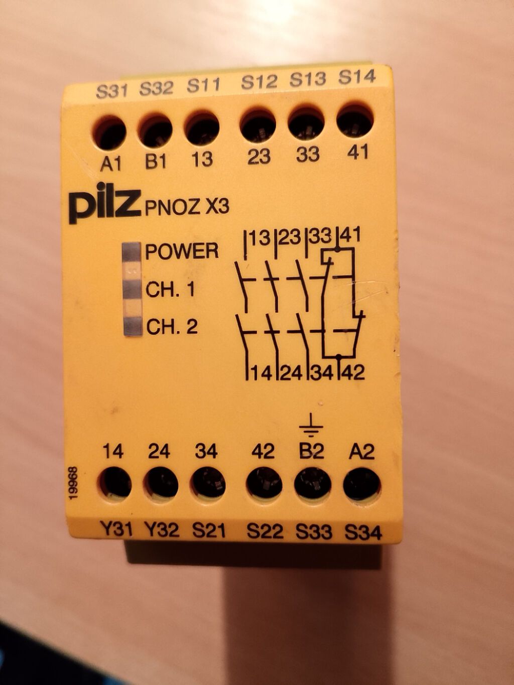 Sigurnosni rele PILZ PNOZ X3 NEISPRAVAN Za delove
