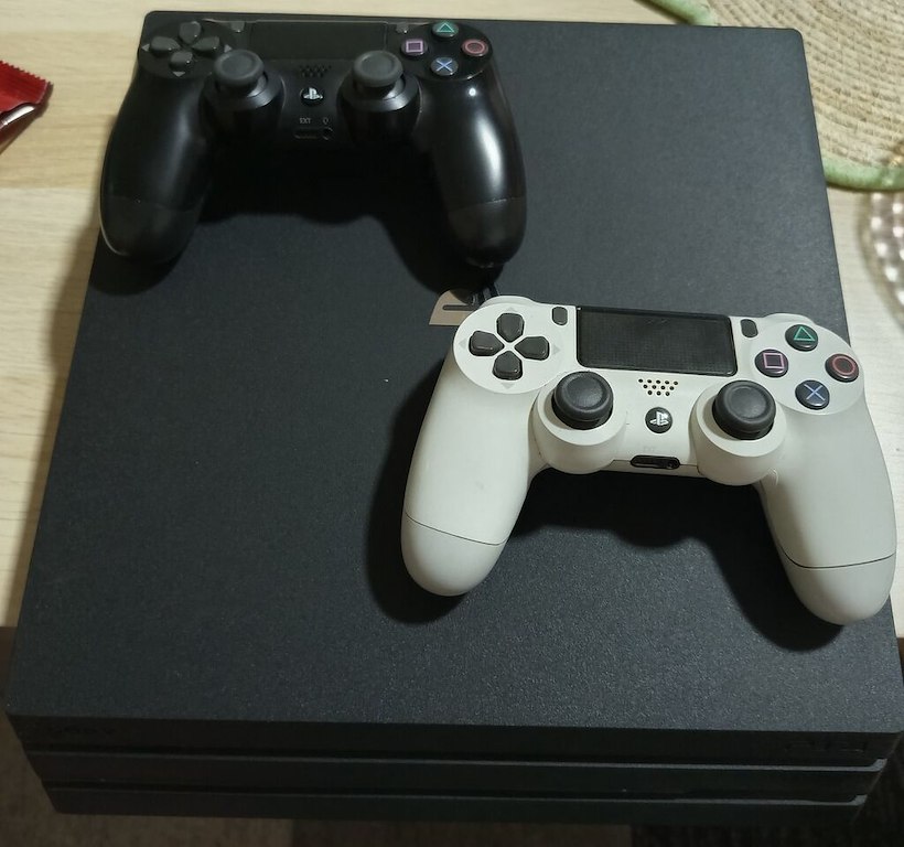 PlayStation 4 Pro konzola (CUH-7xx serija) sa dva DualShock 4 bežična