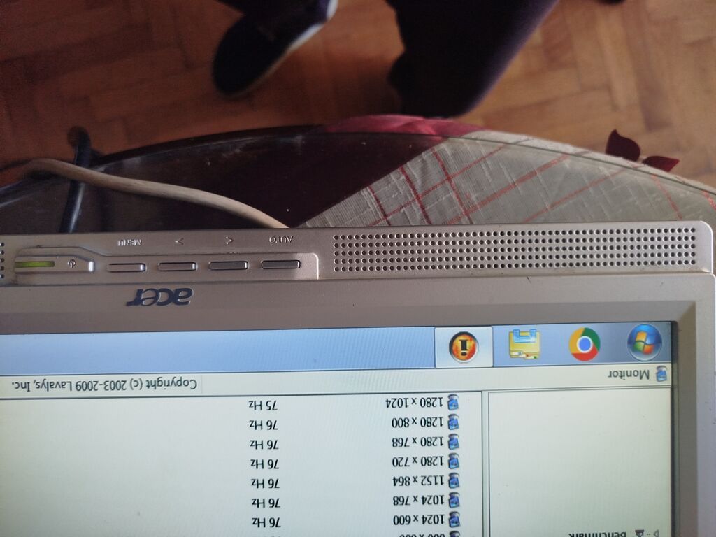 Retro Acer monitor sa zvucnicima. Bez postolja