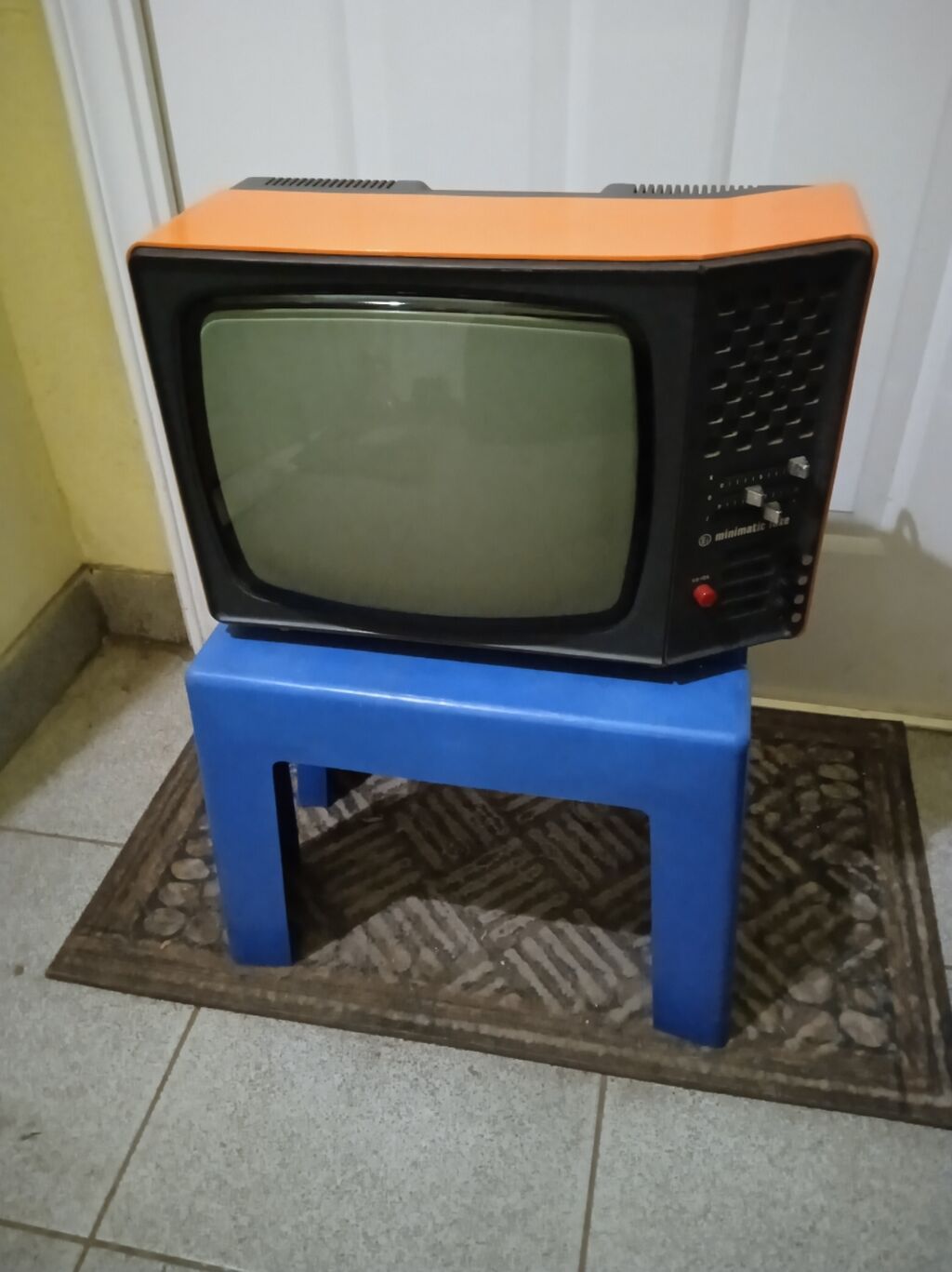Mali crno-beli TV Ei Niš – MinimatIc Luxe, idealan za retro kafane i