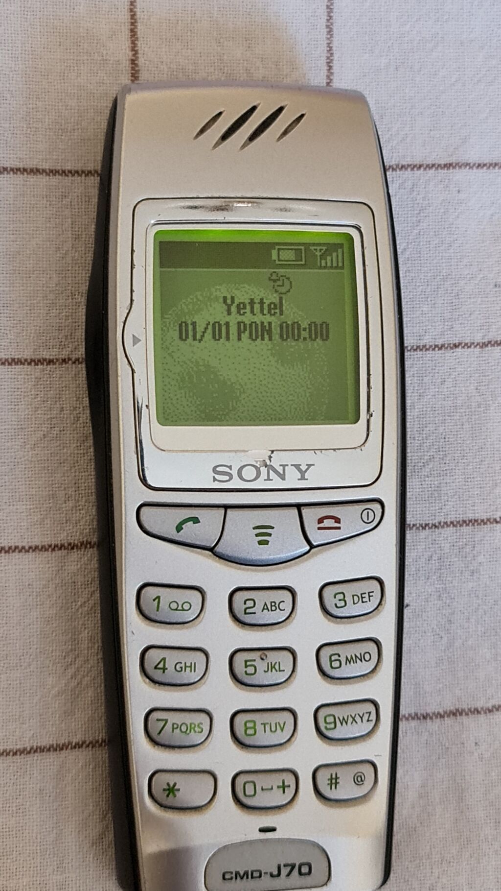 Sony CMD-J70 – originalni „candybar” mobilni telefon sa početka